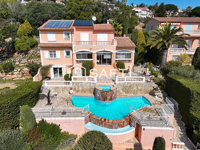 Maison à vendre - Roquebrune-sur-Argens, Les Issambres, La Vigie, Les Dolmens, Plages, Calanques - 9 pièces - 6 chambres