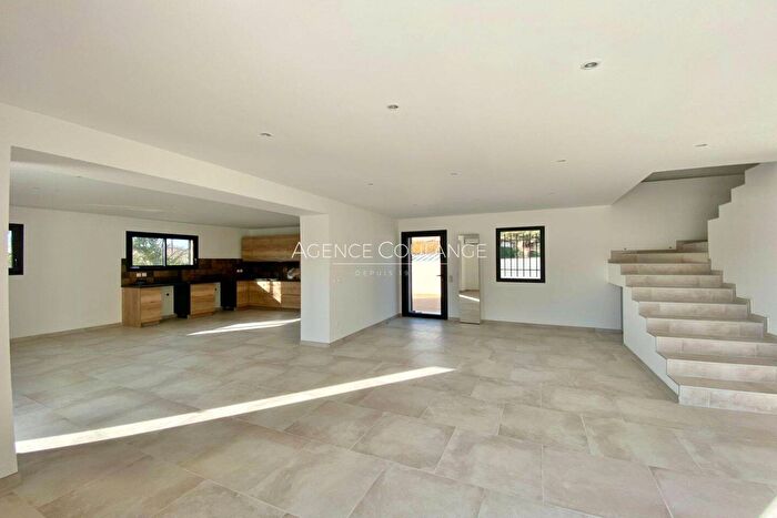 Maison à louer - La Ciotat - 4 pièces - 3 chambres