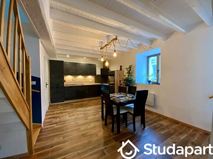 Maison à louer - Nieul-le-Virouil - 5 pièces - 2 chambres