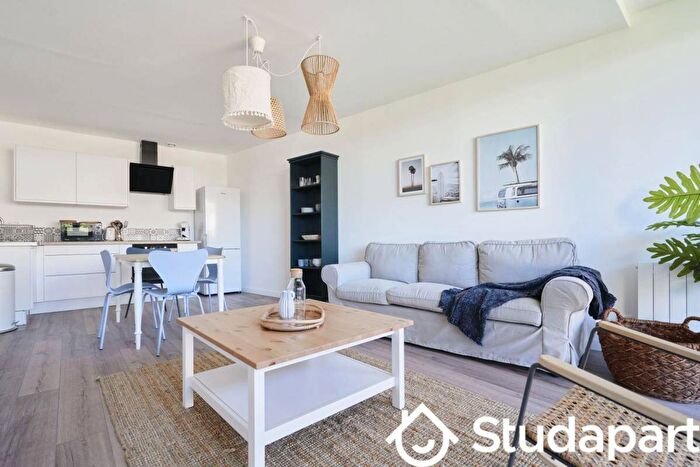 Appartement à louer - Centre-Neuf Bourg-Quesnoy-Delsaux-Musée-Cannoniers-Gare, Valenciennes - 1 pièce - 1 chambre