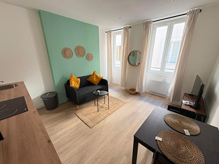 Appartement à louer - Marseille e , Grands Carmes - 2 pièces - 1 chambre