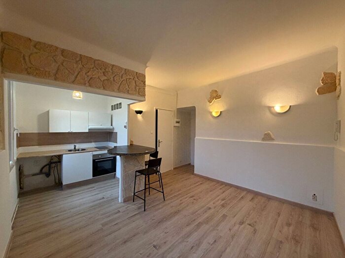 Appartement à louer - Centre, Saint-Mitre-les-Remparts - 2 pièces - 1 chambre