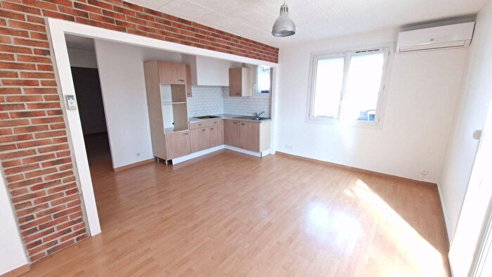 Appartement à louer - Sainte Anne-La Tapie-Le Moulin dAval, Marignane - 2 pièces - 1 chambre