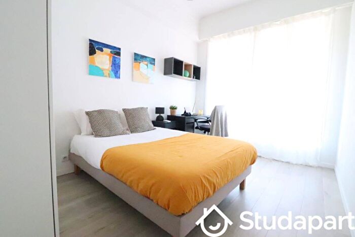 Appartement à louer - Fleurs-Gambetta, Nice - 1 pièce - 2 chambres