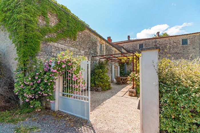 Maison à vendre - Rouillac - 6 pièces - 4 chambres