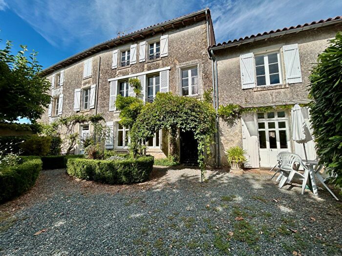 La Mothe-Saint-Héray : Maison 9 pièces à vendre