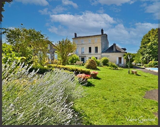 Maison 8 pièces à Saint-Antoine-sur-l'Isle, à vendre