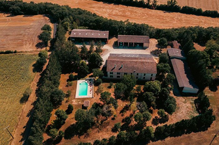 Maison à vendre - LIsle-Jourdain - 6 pièces - 4 chambres