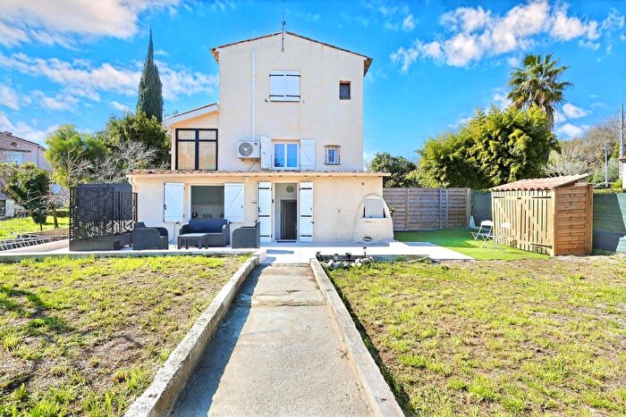 Appartement à louer - Les Groules-Les Breguieres, Antibes - 3 pièces - 2 chambres