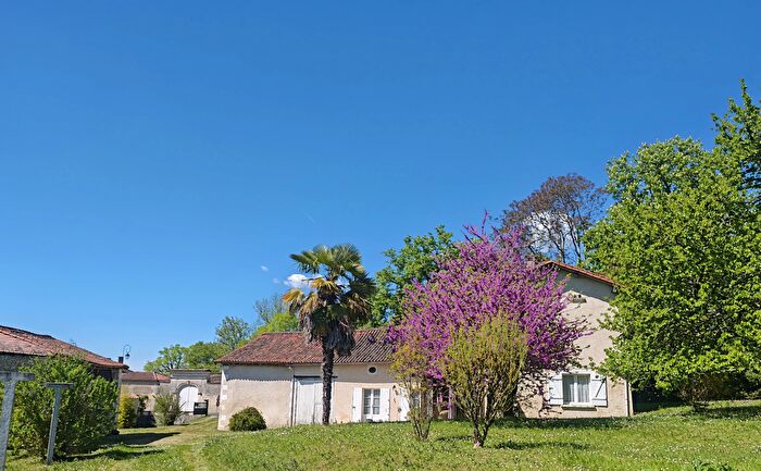 Maison 10 pièces à Aubeterre-sur-Dronne, à vendre