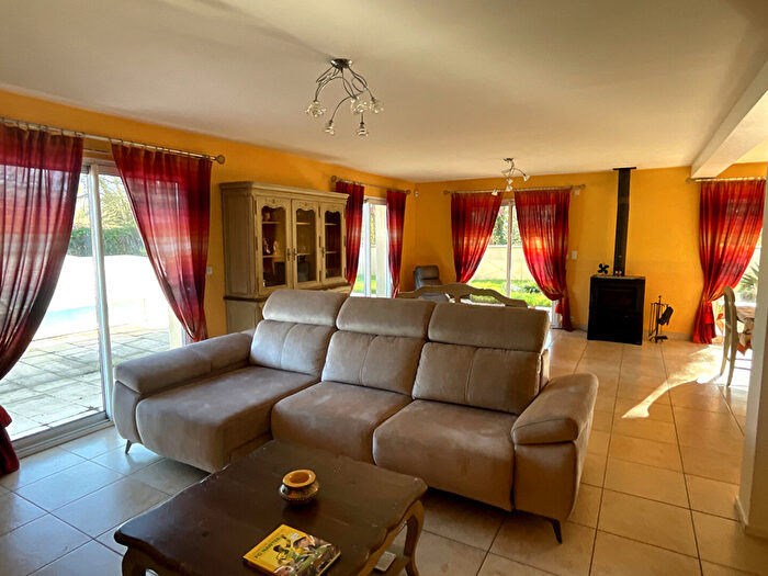 Maison à vendre - Pont-Saint-Martin - 8 pièces - 5 chambres