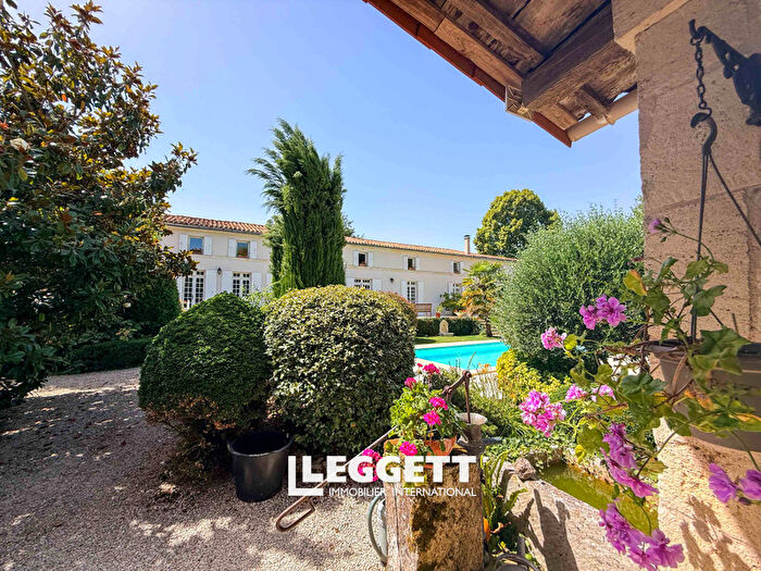 Saint-Hilaire-de-Villefranche : Maison 12 pièces à vendre
