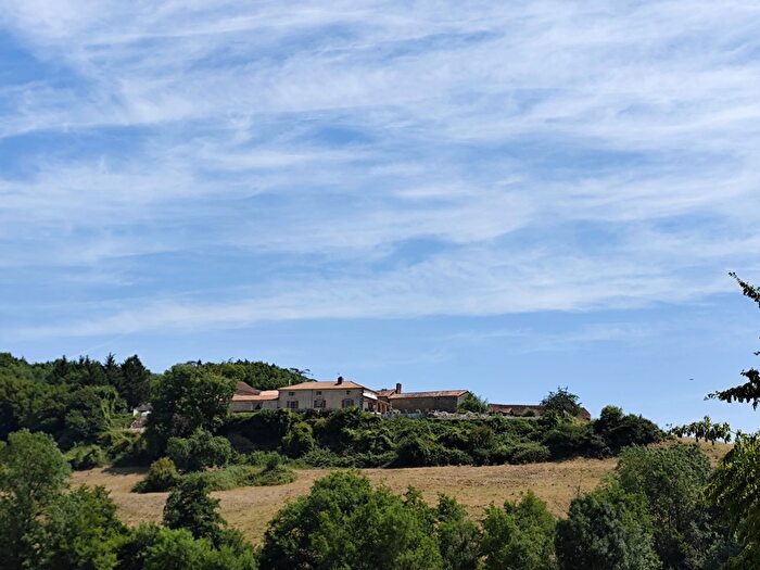 Maison 8 pièces à Charroux, à vendre