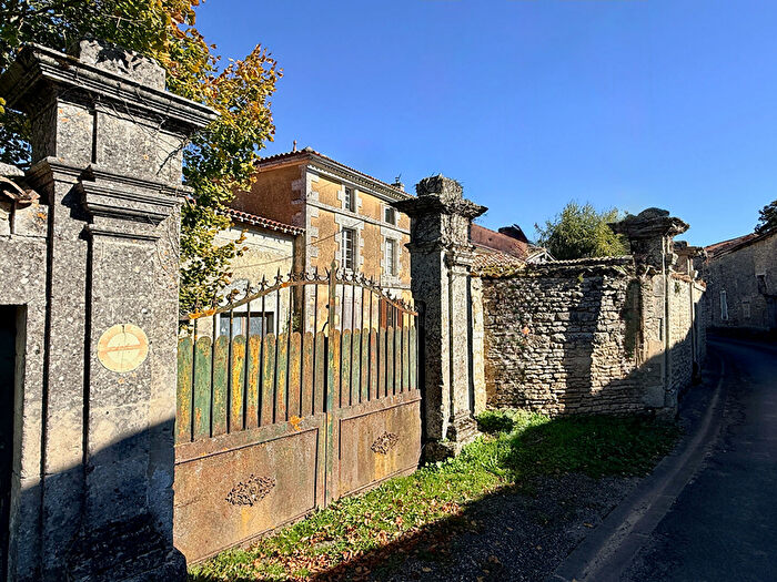 Maison à vendre - Saint-Amant-de-Nouère - 1 pièce - 3 chambres