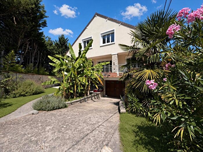 Saint-Pierre-lès-Nemours - Maison 8 pièces à vendre