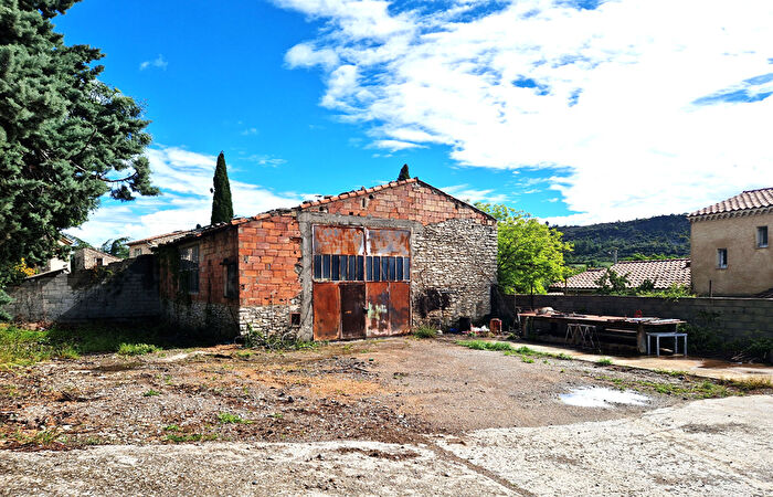 Châteauneuf-Val-Saint-Donat : Maison 1 pièce à vendre