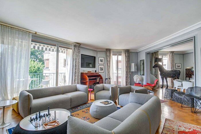 Appartement à louer - Porte Dauphine, Paris ème arrondissement - 3 pièces - 3 chambres