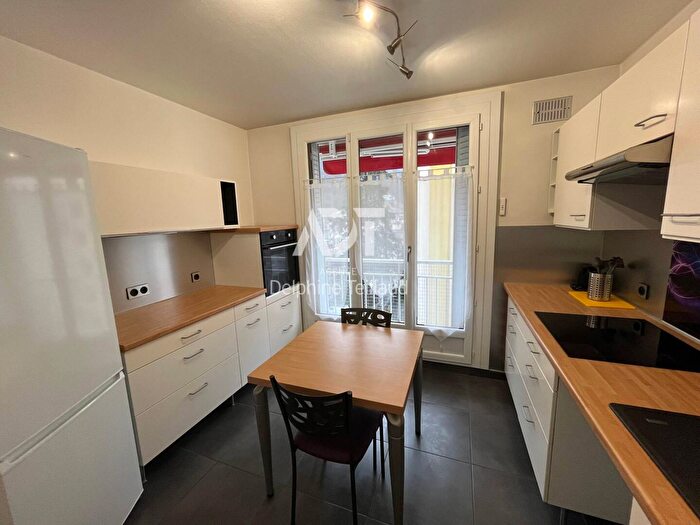 Appartement à louer - Le Bourg-Les Chenevières-Chantavot-Zone Industrielle, Domène - 2 pièces - 1 chambre