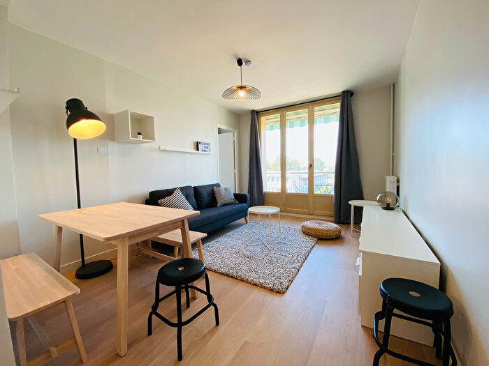 Appartement à louer - Villeurbanne, Doua - 4 pièces - 3 chambres