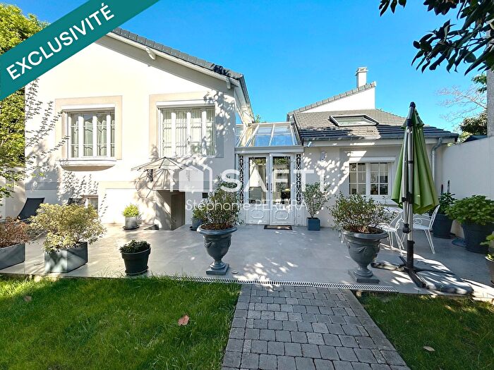 Maison à vendre - Champs-sur-Marne, Bords de Marne - 7 pièces - 3 chambres