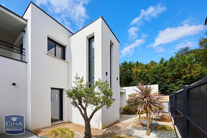 Maisons à vendre et appartements à louer - 1