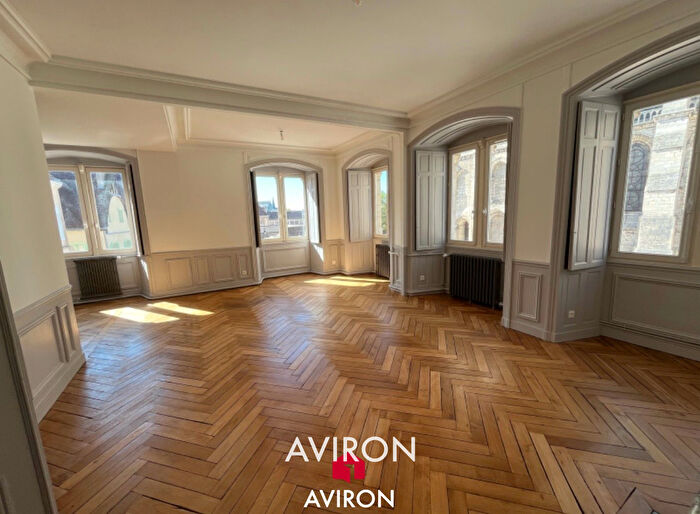 Appartement à louer - Chartres, Centre-ville - 6 pièces - 4 chambres