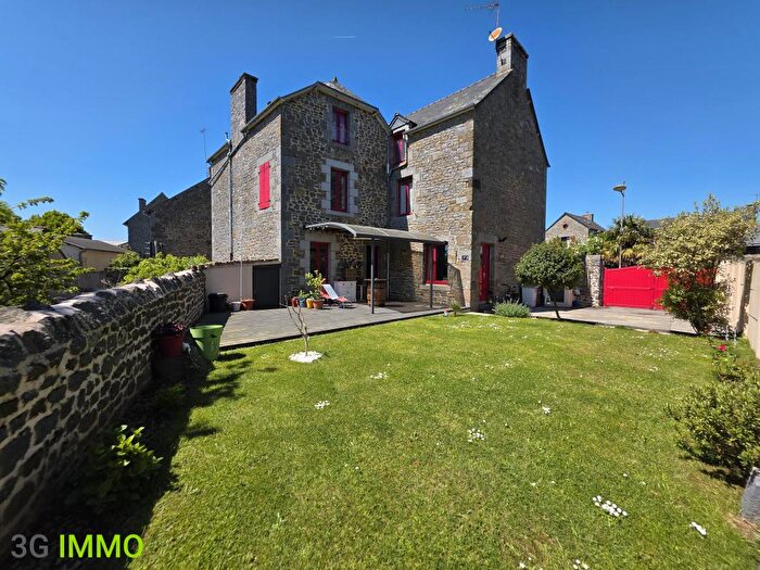 Maison à vendre - Lanhélin - 9 pièces - 5 chambres