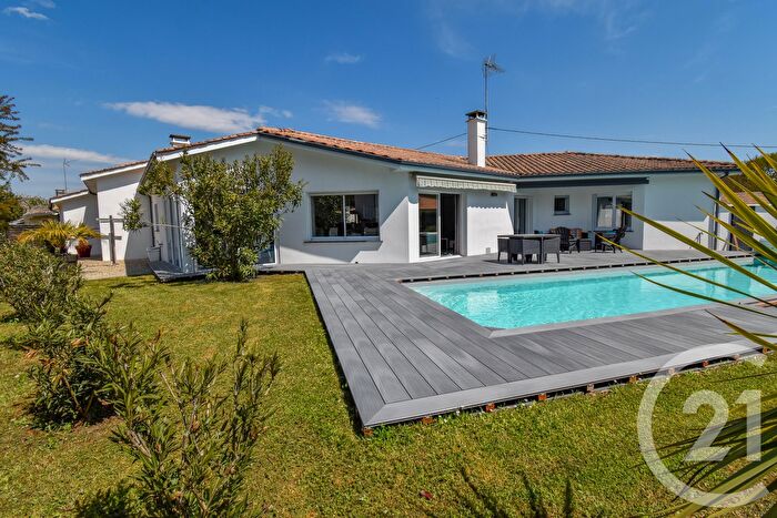 Maison à louer - Saint-Aubin-de-Médoc - 8 pièces - 6 chambres