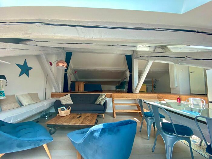 Appartement à louer - Avignon, Palais des Papes, Zone Piétonne - 3 pièces - 2 chambres