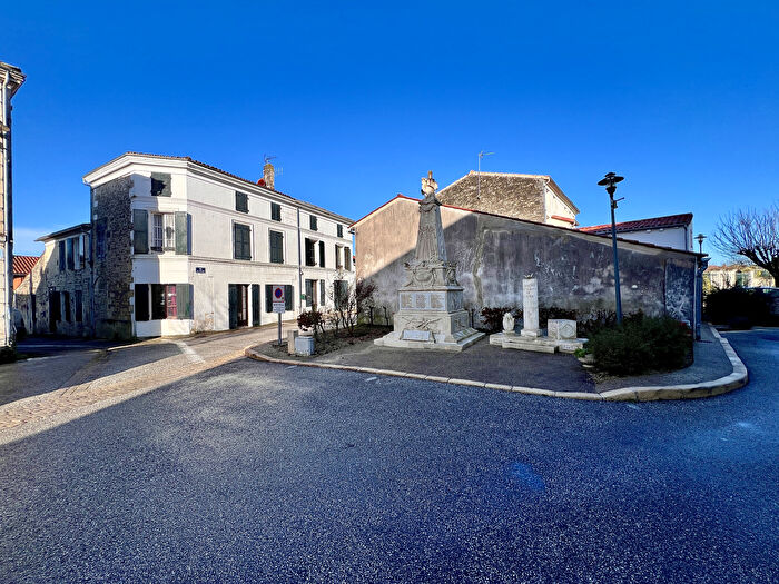 Maison à vendre - Tonnay-Boutonne - 7 pièces - 4 chambres