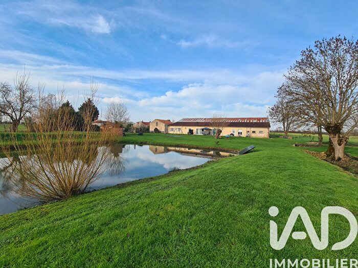 Maison à vendre - Puy-du-Lac - 9 pièces - 5 chambres