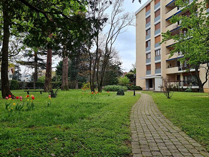 Appartement à louer - Les Genêts-Le Vinatier-Le Lessivas, Bron - 3 pièces - 2 chambres