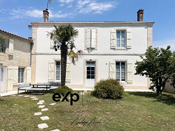 Maison 8 pièces à Sainte-Soulle, à vendre