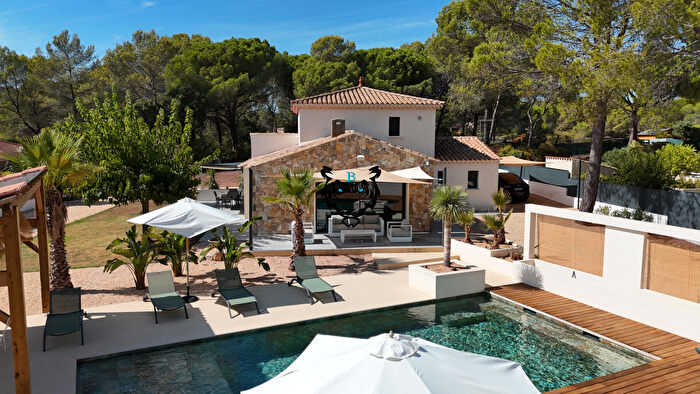 Maison à vendre - Roquebrune-sur-Argens, La Bouverie - 5 pièces - 4 chambres