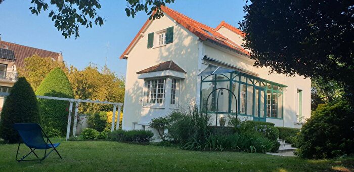 Maison à louer - Forêt, Saint-Germain-en-Laye - 8 pièces - 5 chambres