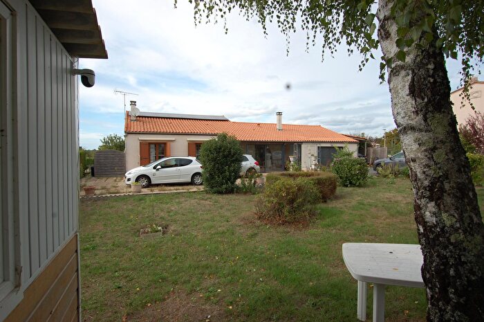 Maison à vendre - Saint-Germain-de-Lusignan - 5 pièces - 3 chambres