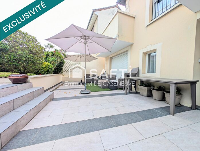 Maison 8 pièces à Livry-Gargan, Zones Commerciales, à vendre