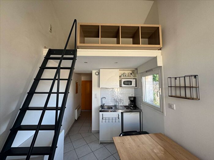 Suze-la-Rousse : Appartement 1 pièce à louer