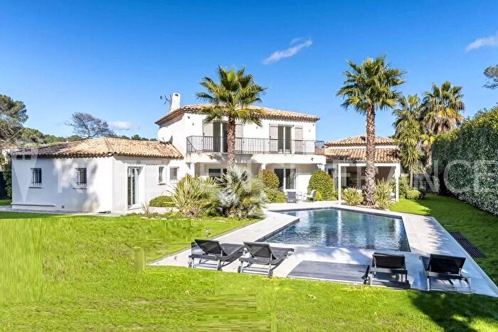 Maison à louer - Mougins - 6 pièces - 5 chambres