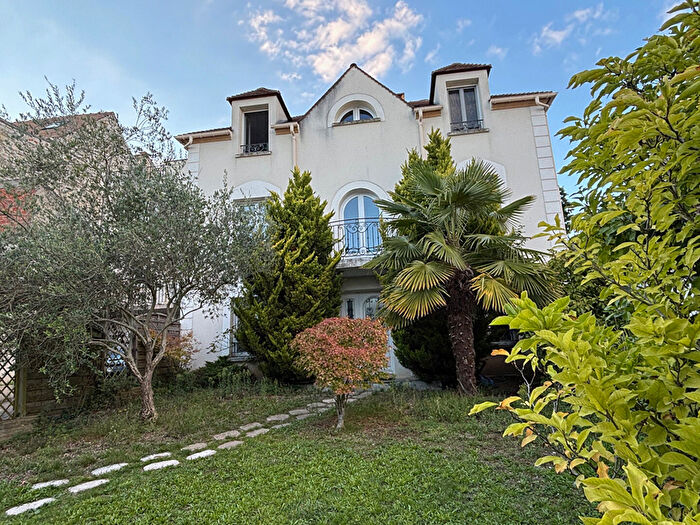 Maison à louer - Le Mesnil-le-Roi - 7 pièces - 4 chambres