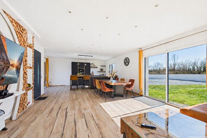 Maison à vendre - Civray - 5 pièces - 4 chambres