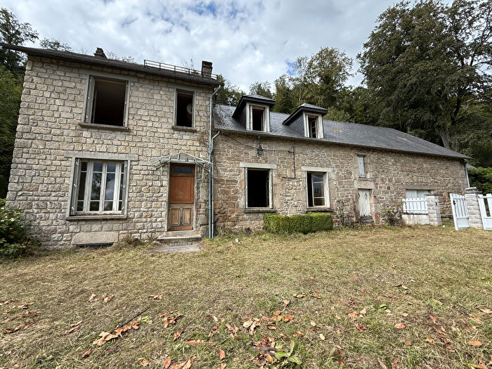 Maison à vendre - Ambrugeat - 5 pièces - 4 chambres