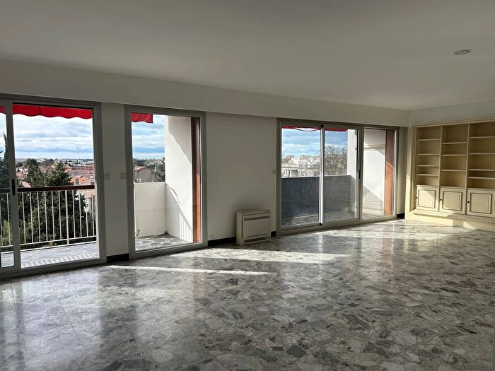 Appartement à louer - Arles, Centre-ville - 5 pièces - 3 chambres