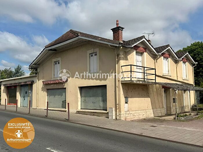 Maison 8 pièces à Montrem, à vendre