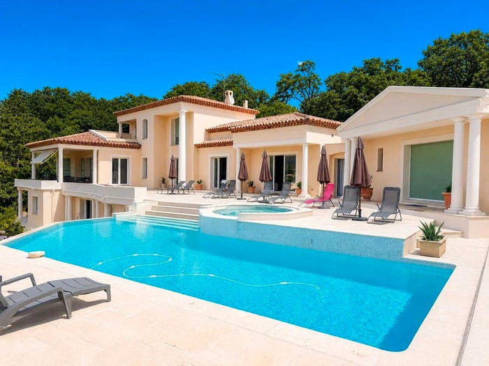 Maison 6 pièces à louer à Le Village, Valbonne