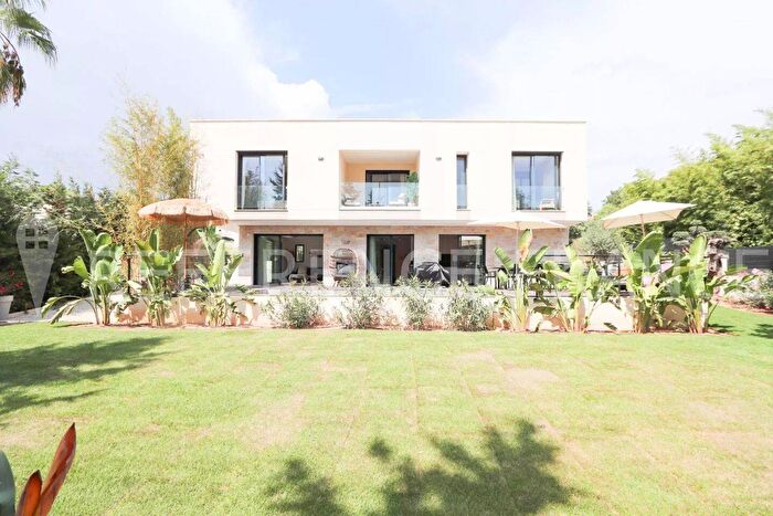 Maison à louer - Les Colles-Camp Lauvas-Font de lOrme, Mougins - 7 pièces - 6 chambres