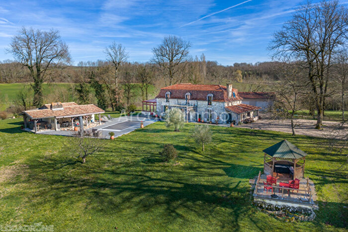 Maison à vendre - Ribagnac - 10 pièces - 6 chambres