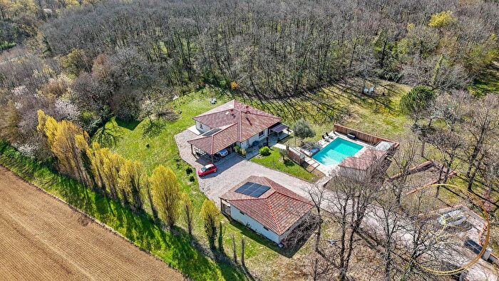 Maison à vendre - LIsle-Jourdain - 5 pièces - 4 chambres