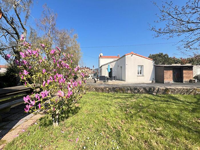 Maison à vendre - Montfaucon-Montigné - 6 pièces - 4 chambres