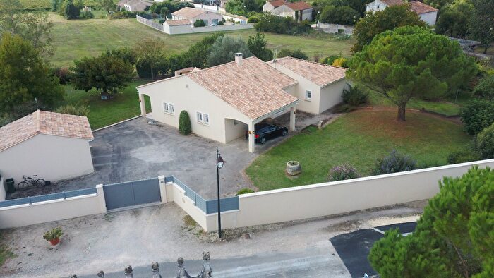 Saint-Même-les-Carrières : Maison 5 pièces à vendre